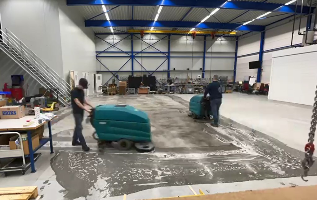 Timelapse: Bandensporen verwijderen - Industrial Cleaning