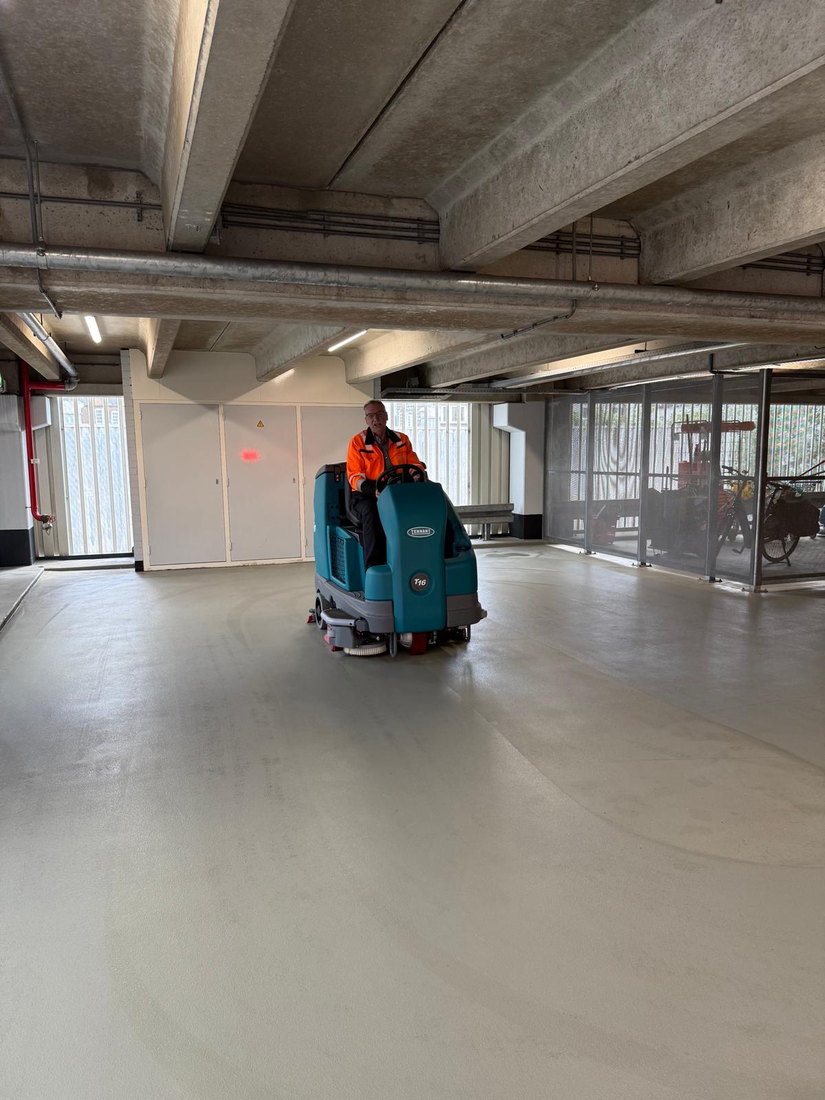 Schrobmachines voor parkeergarage in Enschede